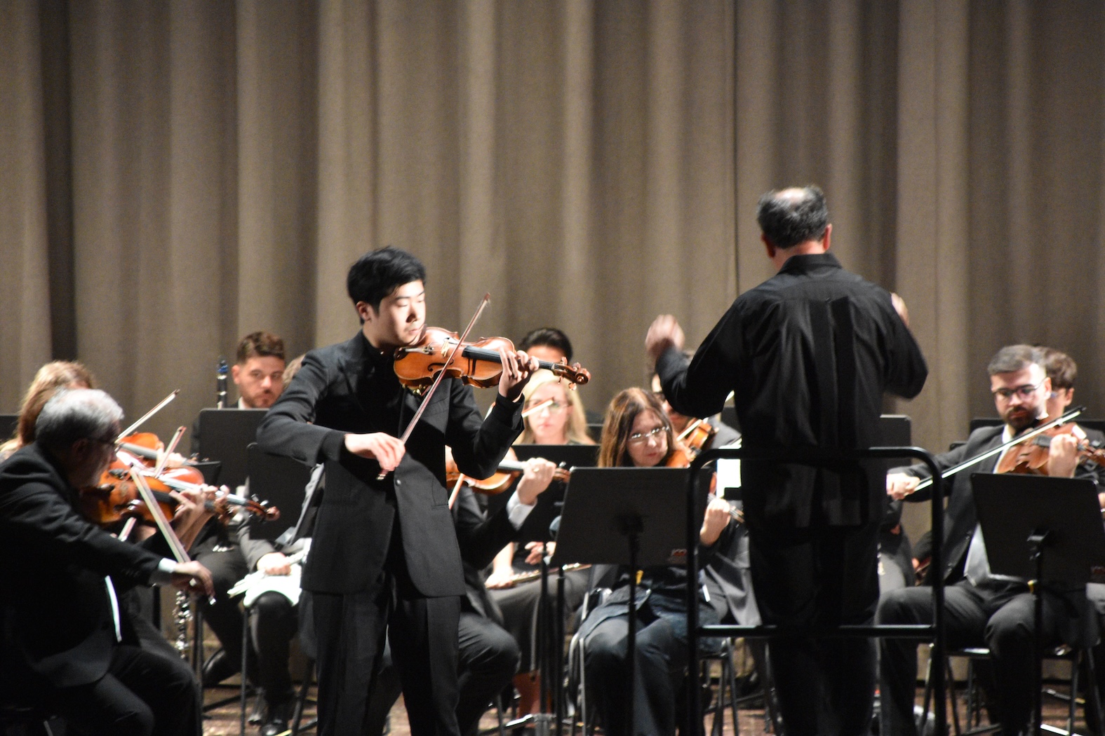 Simon Zhu, una stella del violino incanta il pubblico del Kennedy ...
